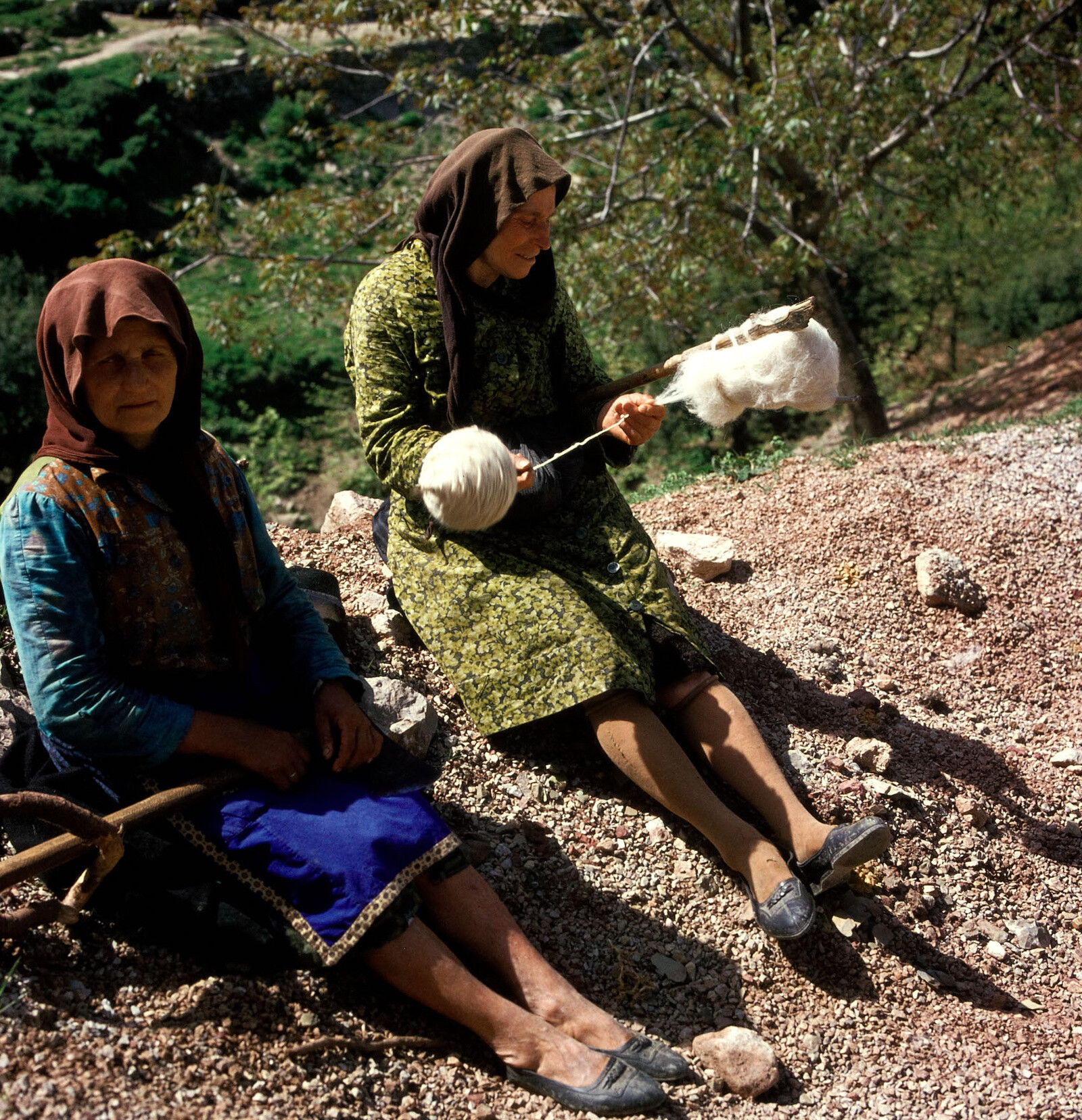 Μάνες, γιαγιάδες, θείες... Οι γυναίκες της ελληνικής επαρχίας του '60 | LiFO